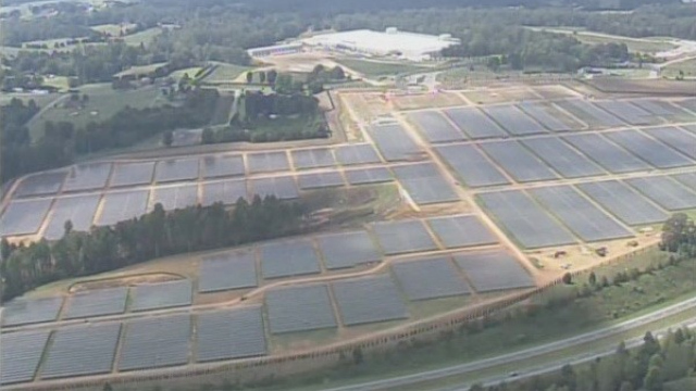 Assim é um parque solar gigantesco de 20 megawatts visto de cima ...